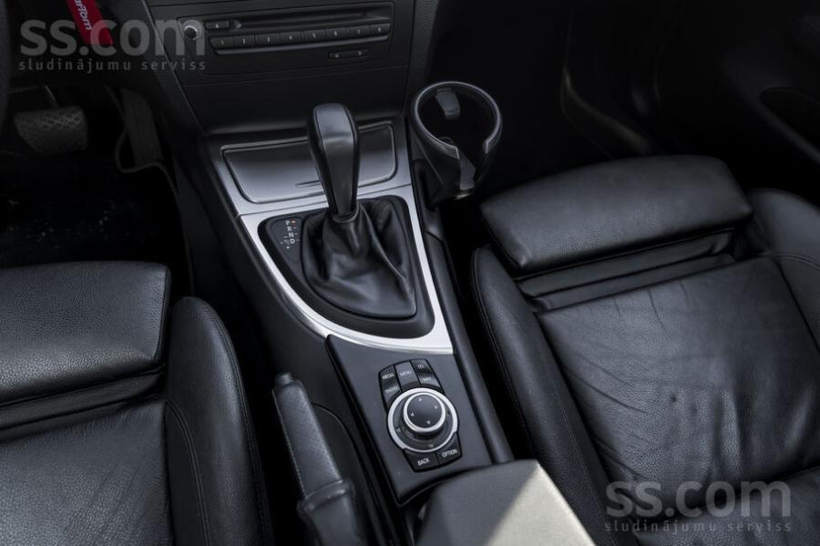 Black BMW 120 2013 in Riga, with an engine capacity of 2.00 L and mileage of 285 thousand km for 8790 €, photo 13 on AUTOMOTO.COM.LV
