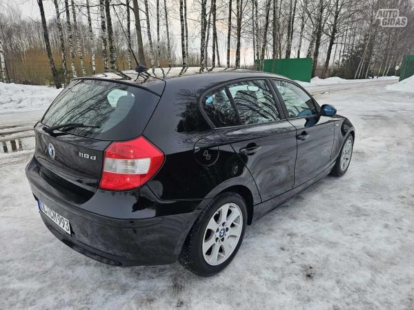 Melns BMW 120 2004 Šakiai, ar dzinēja tilpumu 2.00 L un nobraukumu 230 tūkst. km par 2700 €, foto 5 vietnē AUTOMOTO.COM.LV