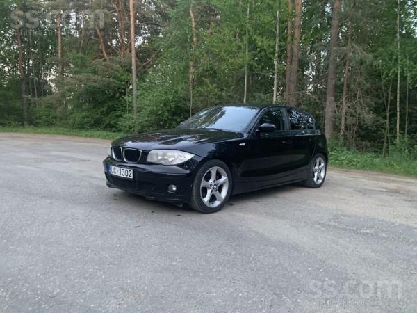 Black BMW 120 2004 in Riga, with an engine capacity of 2.00 L and mileage of 262 thousand km for 4200 €, photo 1 on AUTOMOTO.COM.LV