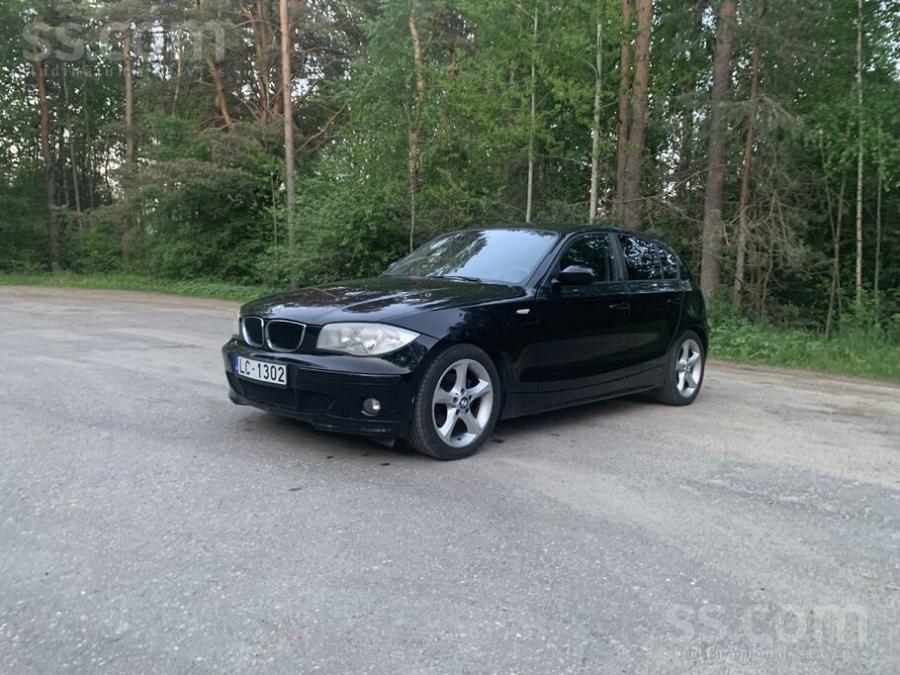 Black BMW 120 2004 in Riga, with an engine capacity of 2.00 L and mileage of 262 thousand km for 4200 €, photo 1 on AUTOMOTO.COM.LV
