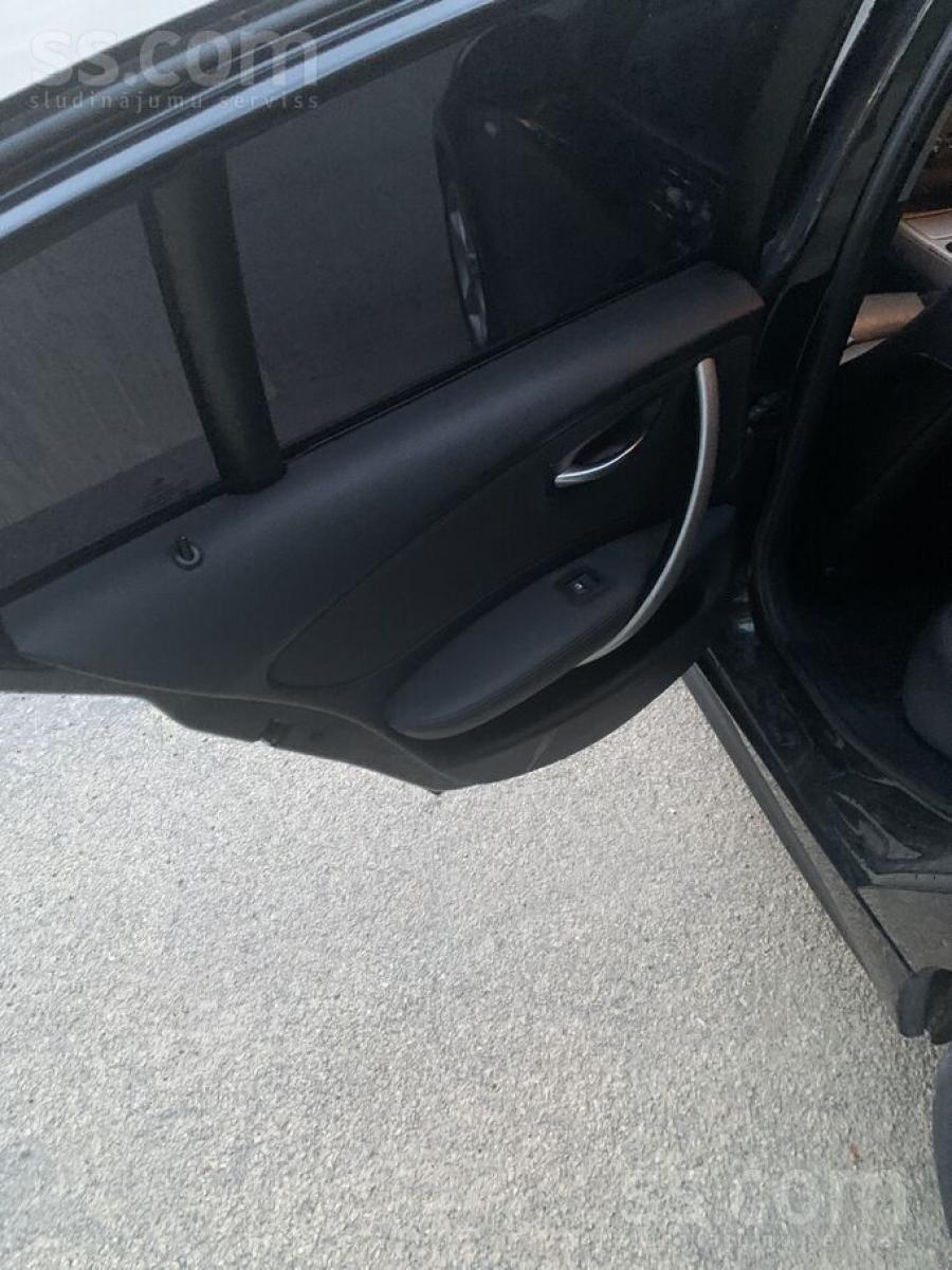 Black BMW 120 2004 in Riga, with an engine capacity of 2.00 L and mileage of 262 thousand km for 4200 €, photo 15 on AUTOMOTO.COM.LV