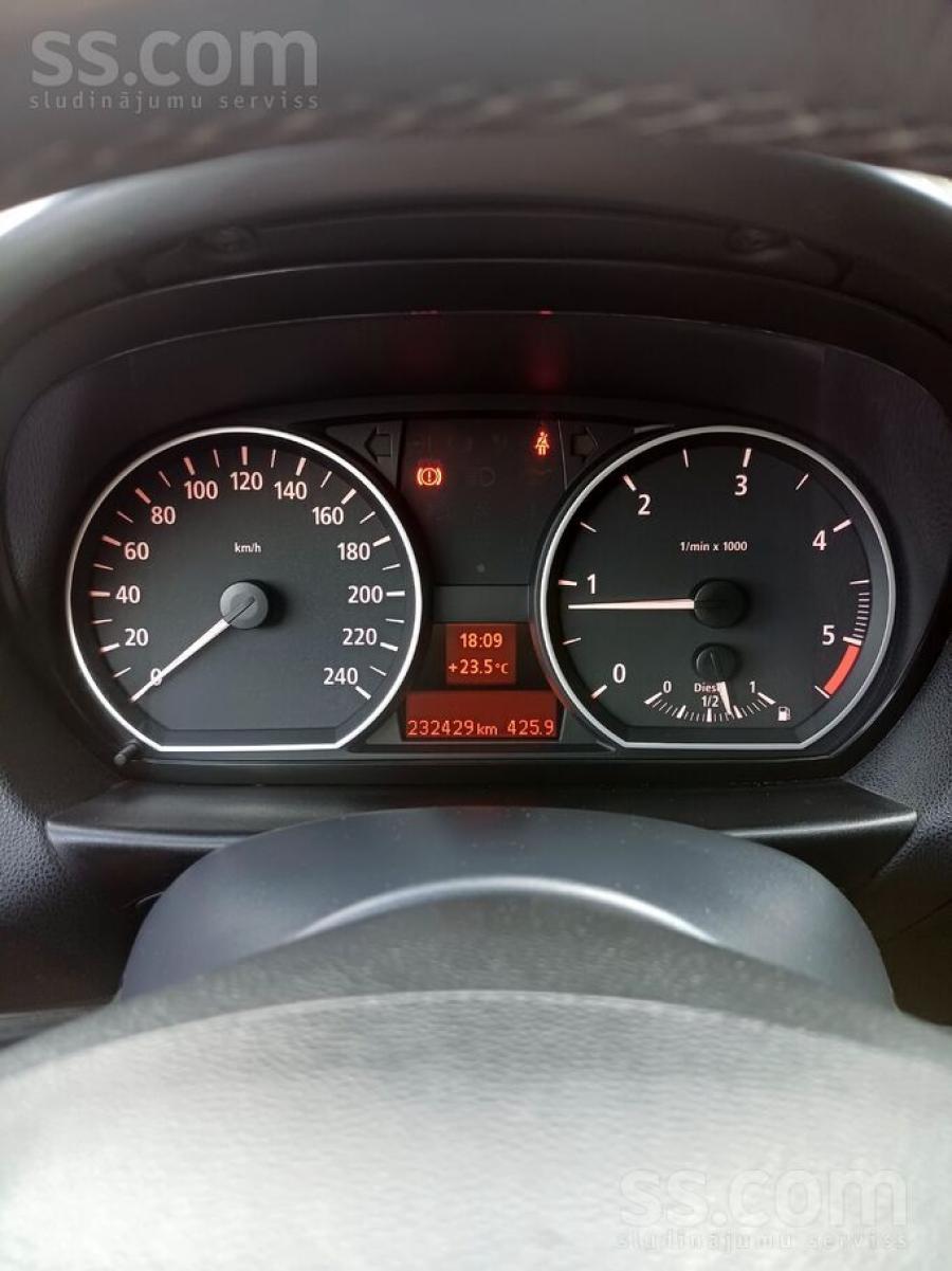 Black BMW 120 2004 in Jelgava, with an engine capacity of 2.00 L and mileage of 332 thousand km for 3000 €, photo 6 on AUTOMOTO.COM.LV
