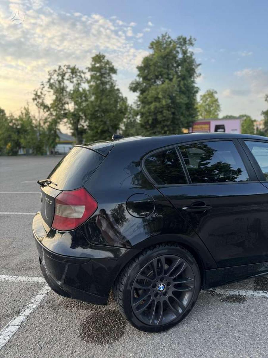 Black BMW 120 2005 in Kaunas, with an engine capacity of 0.00 L and mileage of 363 thousand km for 3200 €, photo 12 on AUTOMOTO.COM.LV