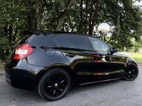 Melns BMW 120 2006 Kauņa, ar dzinēja tilpumu 2.00 L un nobraukumu 398 tūkst. km par 3350 €, foto 4 vietnē AUTOMOTO.COM.LV