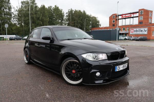 Black BMW 120 2006 in Riga, with an engine capacity of 2.00 L and mileage of 332 thousand km for 4990 €, photo 3 on AUTOMOTO.COM.LV