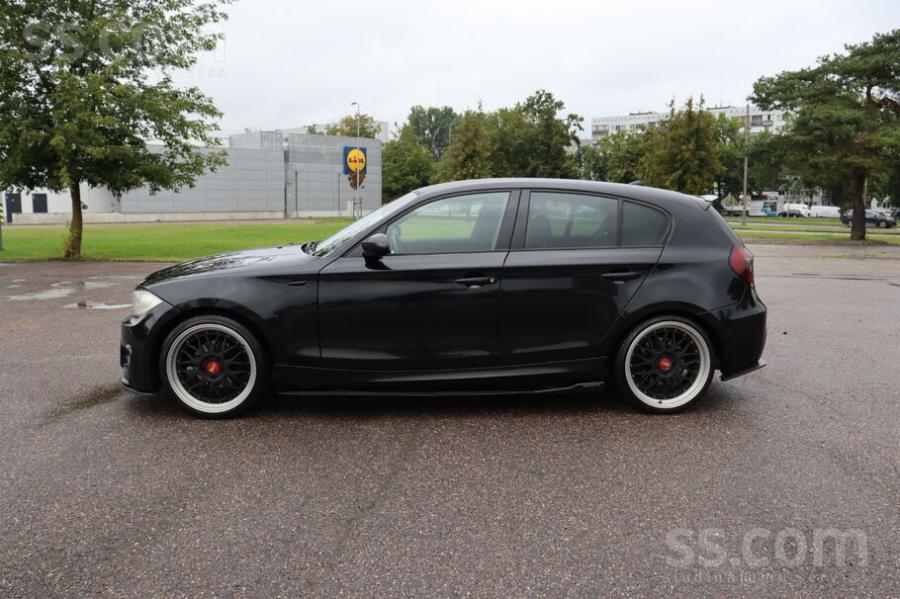 Black BMW 120 2006 in Riga, with an engine capacity of 2.00 L and mileage of 332 thousand km for 4990 €, photo 6 on AUTOMOTO.COM.LV