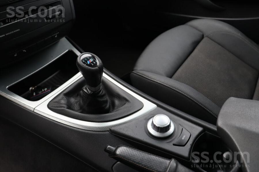 Black BMW 120 2006 in Riga, with an engine capacity of 2.00 L and mileage of 332 thousand km for 4990 €, photo 15 on AUTOMOTO.COM.LV