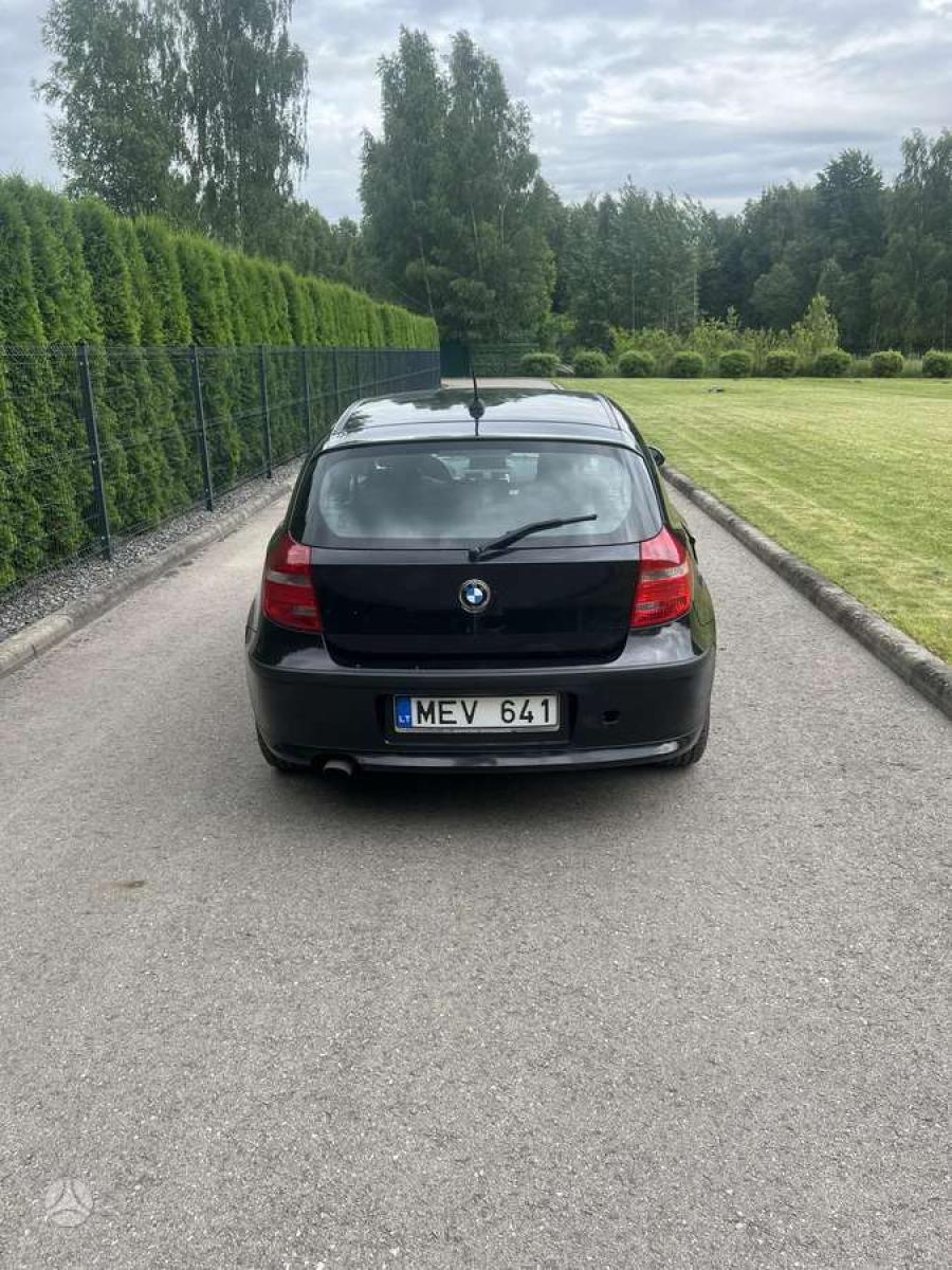 Black BMW 120 2007 in Kaunas, with an engine capacity of 2.00 L and mileage of 326 thousand km for 3400 €, photo 4 on AUTOMOTO.COM.LV