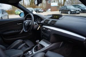 Black BMW 120 2007 in Riga, with an engine capacity of 2.00 L and mileage of 274 thousand km for 5500 €, photo 8 on AUTOMOTO.COM.LV