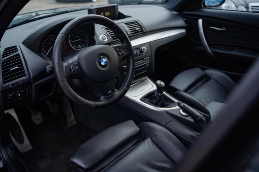 Black BMW 120 2007 in Riga, with an engine capacity of 2.00 L and mileage of 274 thousand km for 5500 €, photo 24 on AUTOMOTO.COM.LV