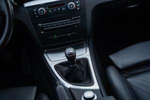 Black BMW 120 2007 in Riga, with an engine capacity of 2.00 L and mileage of 274 thousand km for 5500 €, photo 26 on AUTOMOTO.COM.LV