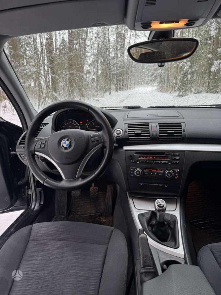 Black BMW 120 2008 in Vilnius, with an engine capacity of 2.00 L and mileage of 272 thousand km for 2950 €, photo 3 on AUTOMOTO.COM.LV