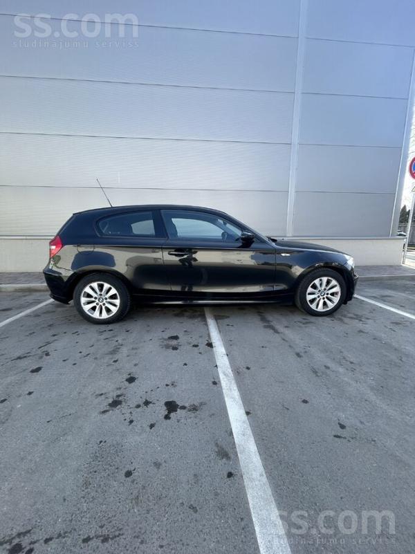 Black BMW 120 2008 in Riga, with an engine capacity of 2.00 L and mileage of 213 thousand km for 3500 €, photo 5 on AUTOMOTO.COM.LV
