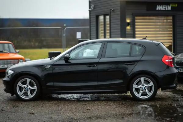Black BMW 120 2008 in Liepaja, with an engine capacity of 2.00 L and mileage of 268 thousand km for 6200 €, photo 2 on AUTOMOTO.COM.LV