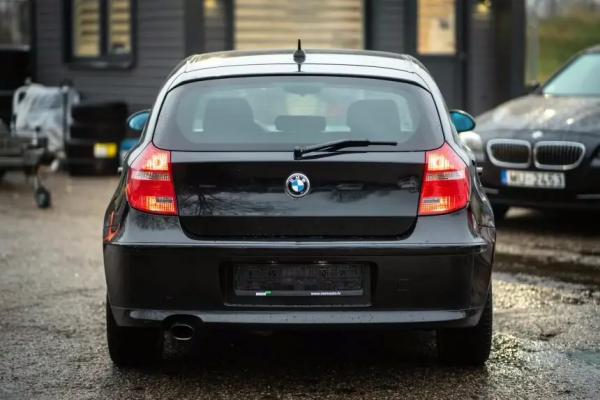 Black BMW 120 2008 in Liepaja, with an engine capacity of 2.00 L and mileage of 268 thousand km for 6200 €, photo 4 on AUTOMOTO.COM.LV