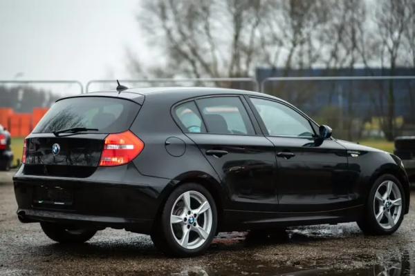 Black BMW 120 2008 in Liepaja, with an engine capacity of 2.00 L and mileage of 268 thousand km for 6200 €, photo 5 on AUTOMOTO.COM.LV