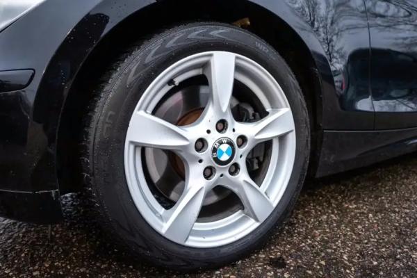 Black BMW 120 2008 in Liepaja, with an engine capacity of 2.00 L and mileage of 268 thousand km for 6200 €, photo 9 on AUTOMOTO.COM.LV