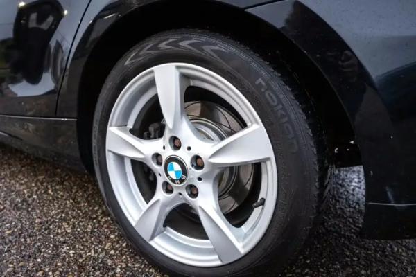 Black BMW 120 2008 in Liepaja, with an engine capacity of 2.00 L and mileage of 268 thousand km for 6200 €, photo 10 on AUTOMOTO.COM.LV