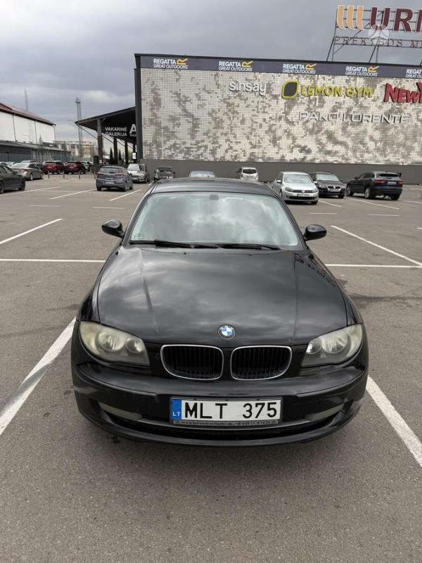 Black BMW 120 2008 in Kaunas, with an engine capacity of 2.00 L and mileage of 270 thousand km for 2200 €, photo 1 on AUTOMOTO.COM.LV