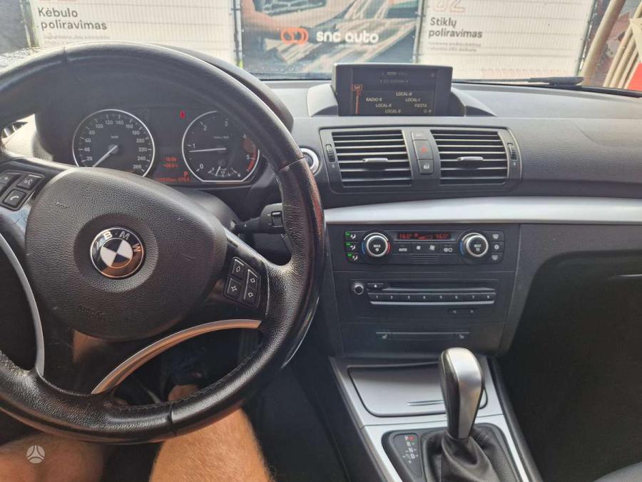 Black BMW 120 2008 in Kaunas, with an engine capacity of 2.00 L and mileage of 339 thousand km for 4350 €, photo 19 on AUTOMOTO.COM.LV
