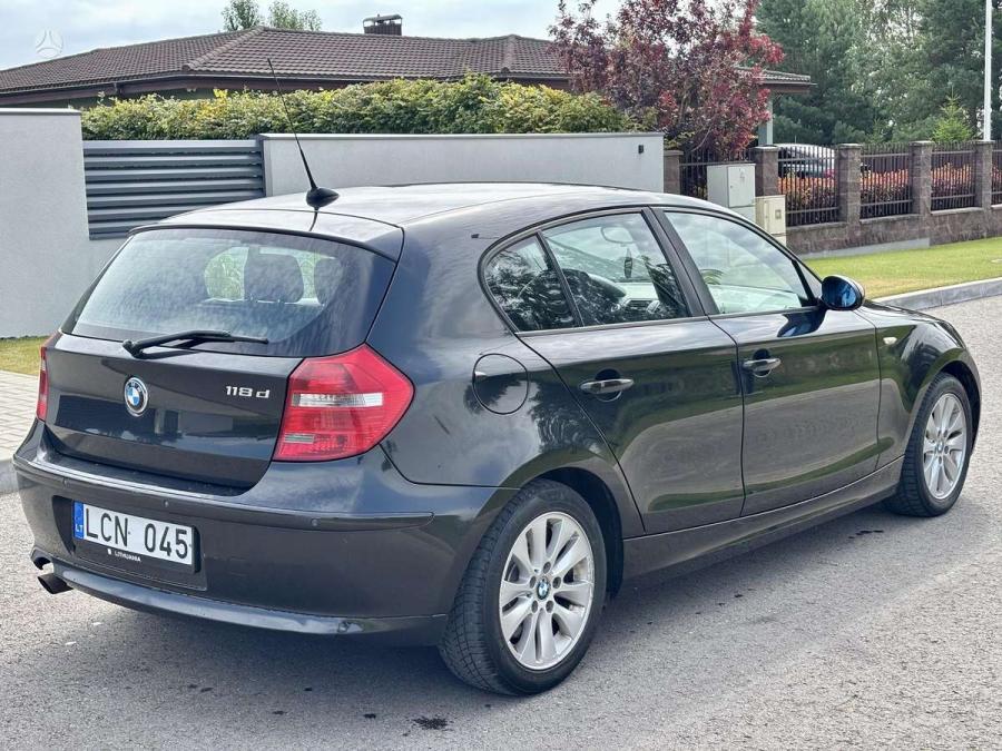 Black BMW 120 2008 in Vilnius, with an engine capacity of 2.00 L and mileage of 320 thousand km for 2500 €, photo 7 on AUTOMOTO.COM.LV