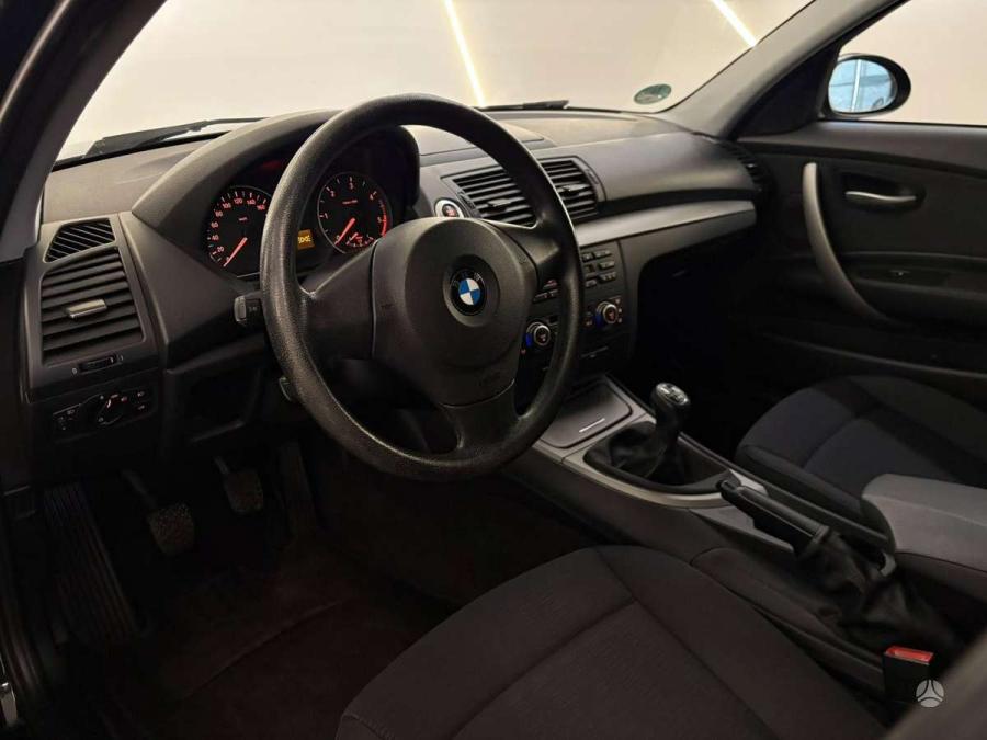 Black BMW 120 2008 in Marijampole, with an engine capacity of 2.00 L and mileage of 256 thousand km for 3250 €, photo 3 on AUTOMOTO.COM.LV