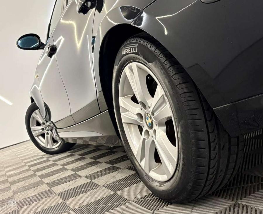 Black BMW 120 2008 in Marijampole, with an engine capacity of 2.00 L and mileage of 256 thousand km for 3250 €, photo 6 on AUTOMOTO.COM.LV