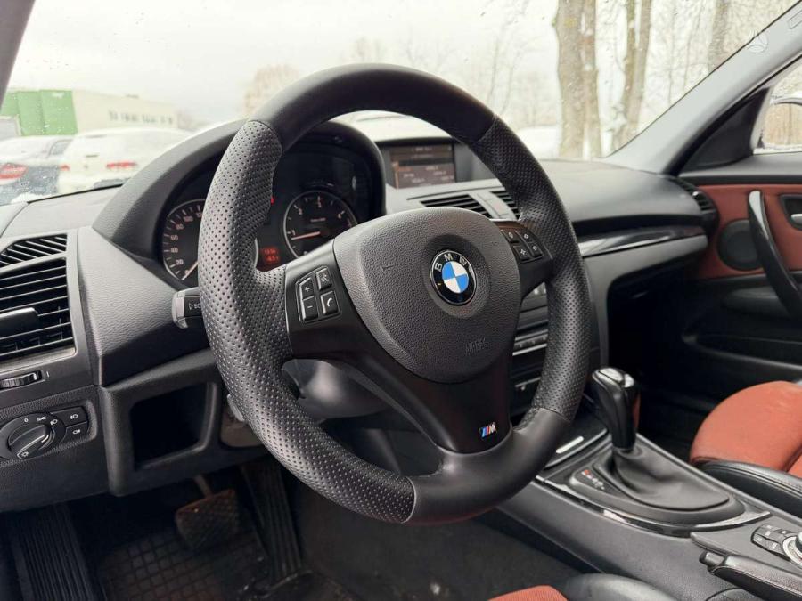 Black BMW 120 2009 in Kaunas, with an engine capacity of 2.00 L and mileage of 324 thousand km for 3850 €, photo 5 on AUTOMOTO.COM.LV