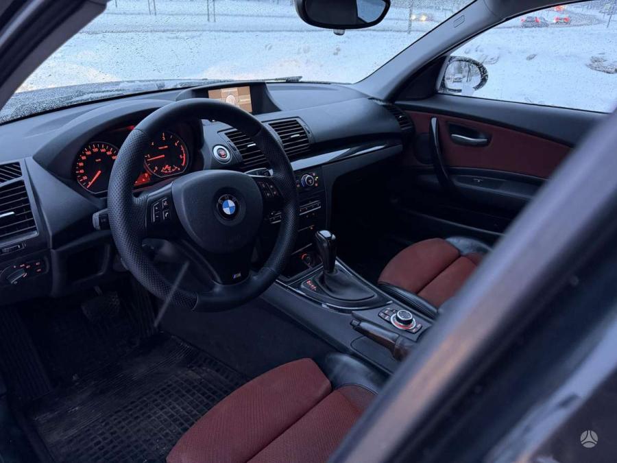 Black BMW 120 2009 in Kaunas, with an engine capacity of 2.00 L and mileage of 331 thousand km for 3750 €, photo 5 on AUTOMOTO.COM.LV