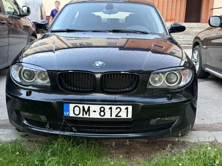 Black BMW 120 2009 in Bauska, with an engine capacity of 2.00 L and mileage of 290 thousand km for 3800 €, photo 18 on AUTOMOTO.COM.LV