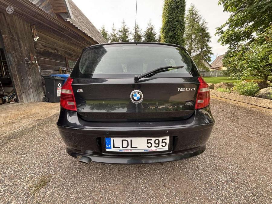 Melns BMW 120 2009 Kaišiadorys, ar dzinēja tilpumu 2.00 L un nobraukumu 271 tūkst. km par 2300 €, foto 3 vietnē AUTOMOTO.COM.LV