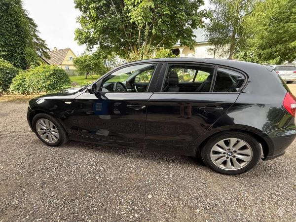 Melns BMW 120 2009 Kaišiadorys, ar dzinēja tilpumu 2.00 L un nobraukumu 271 tūkst. km par 2300 €, foto 3 vietnē AUTOMOTO.COM.LV