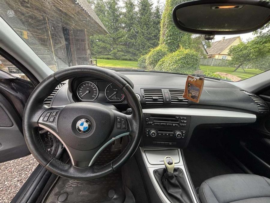Melns BMW 120 2009 Kaišiadorys, ar dzinēja tilpumu 2.00 L un nobraukumu 271 tūkst. km par 2300 €, foto 12 vietnē AUTOMOTO.COM.LV