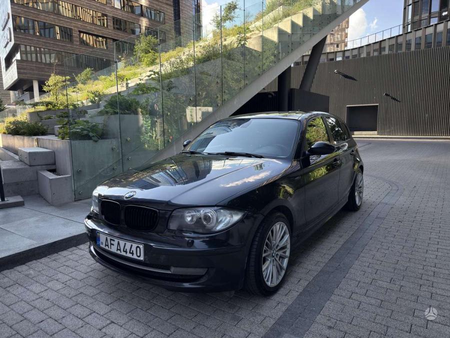 Melns BMW 120 2009 Viļņa, ar dzinēja tilpumu 2.00 L un nobraukumu 322 tūkst. km par 4500 €, foto 3 vietnē AUTOMOTO.COM.LV