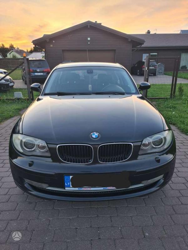 Black BMW 120 2009 in Kaisiadorys, with an engine capacity of 2.00 L and mileage of 270 thousand km for 2950 €, photo 3 on AUTOMOTO.COM.LV