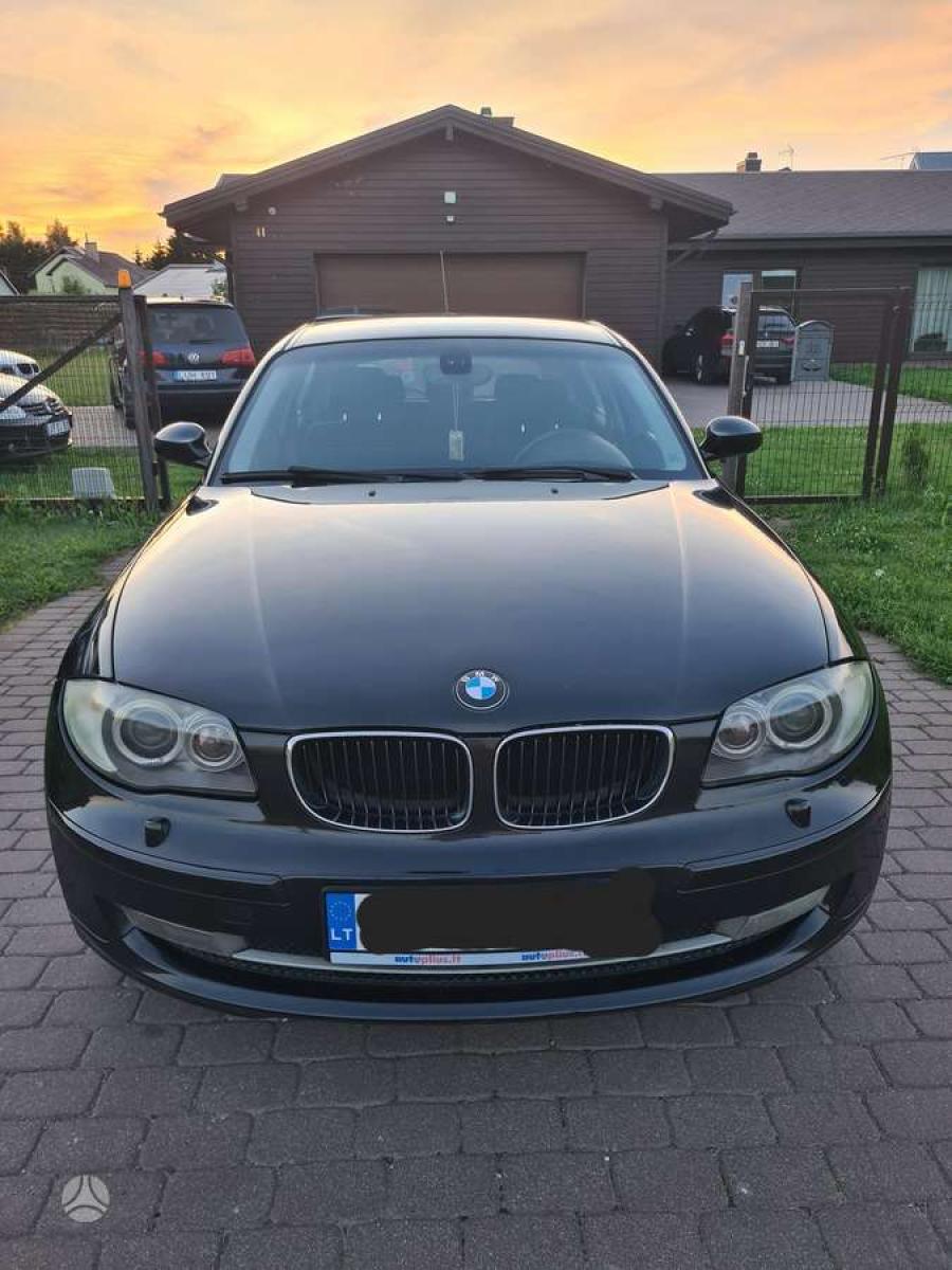 Black BMW 120 2009 in Kaisiadorys, with an engine capacity of 2.00 L and mileage of 270 thousand km for 2950 €, photo 4 on AUTOMOTO.COM.LV