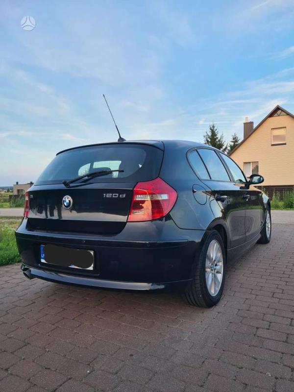 Black BMW 120 2009 in Kaisiadorys, with an engine capacity of 2.00 L and mileage of 270 thousand km for 2950 €, photo 4 on AUTOMOTO.COM.LV