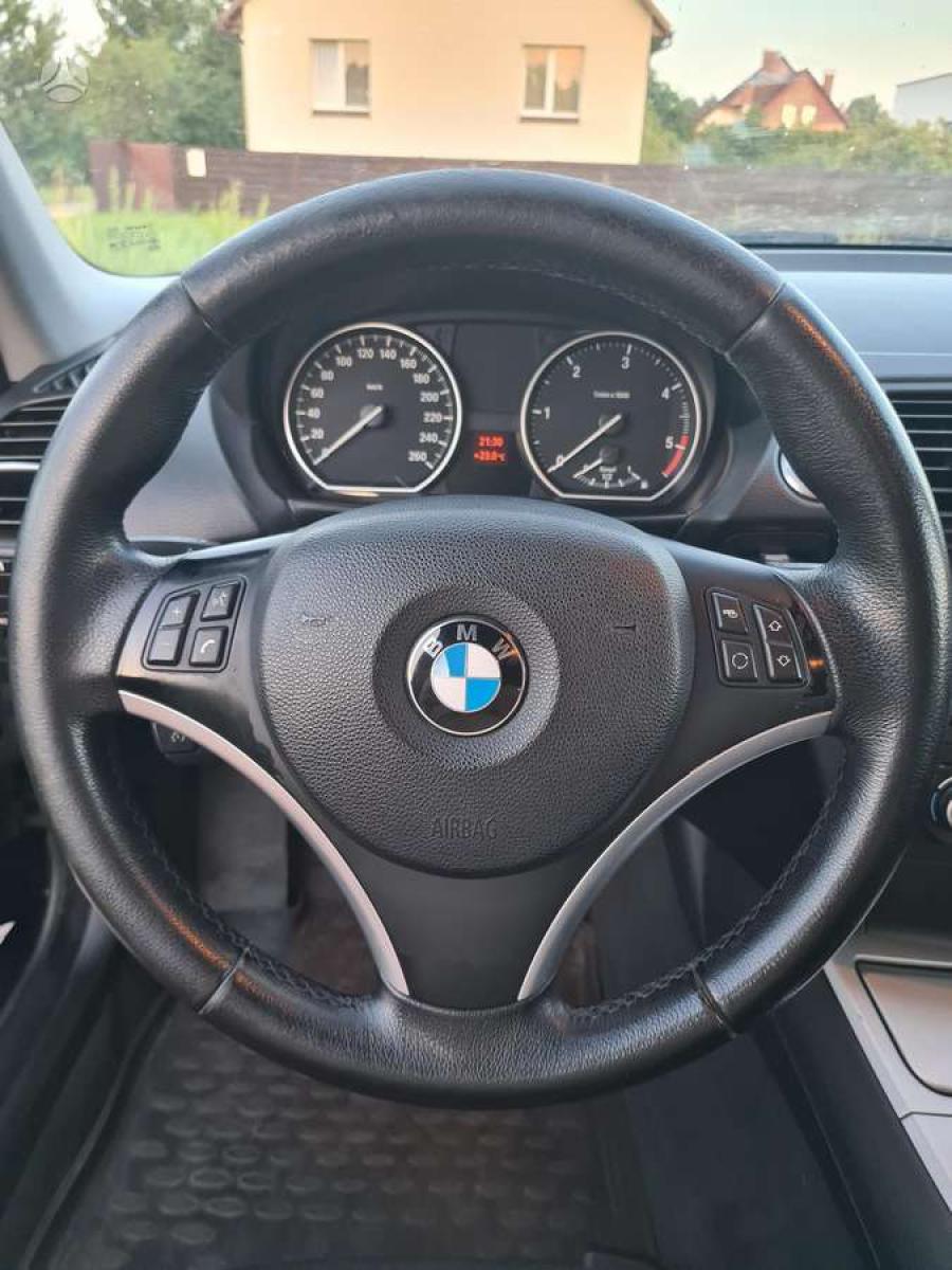 Black BMW 120 2009 in Kaisiadorys, with an engine capacity of 2.00 L and mileage of 270 thousand km for 2950 €, photo 25 on AUTOMOTO.COM.LV