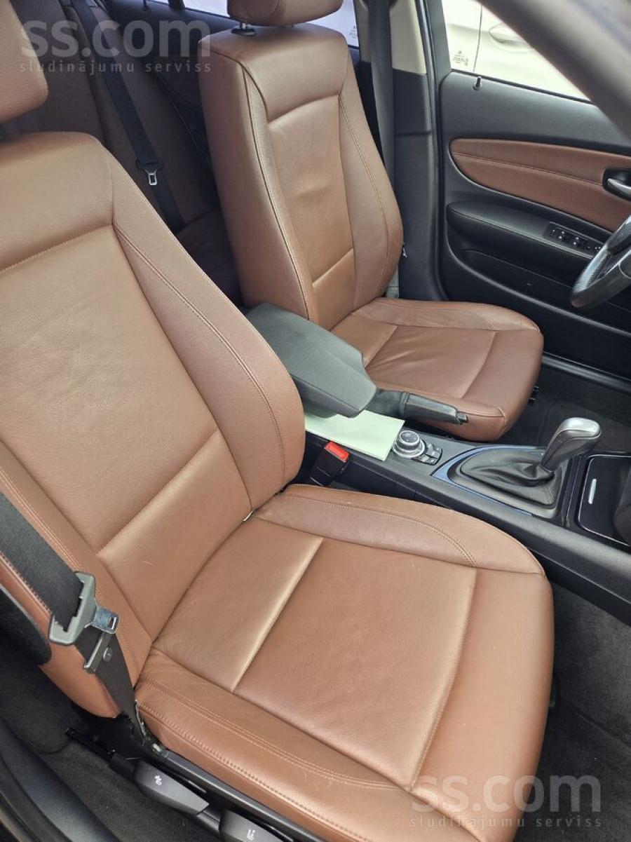 Black BMW 120 2009 in Bauska, with an engine capacity of 2.00 L and mileage of 272 thousand km for 5490 €, photo 6 on AUTOMOTO.COM.LV