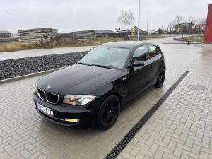 Melns BMW 120 2009 Kauņa, ar dzinēja tilpumu 2.00 L un nobraukumu 150 tūkst. km par 3300 €, foto  vietnē AUTOMOTO.COM.LV