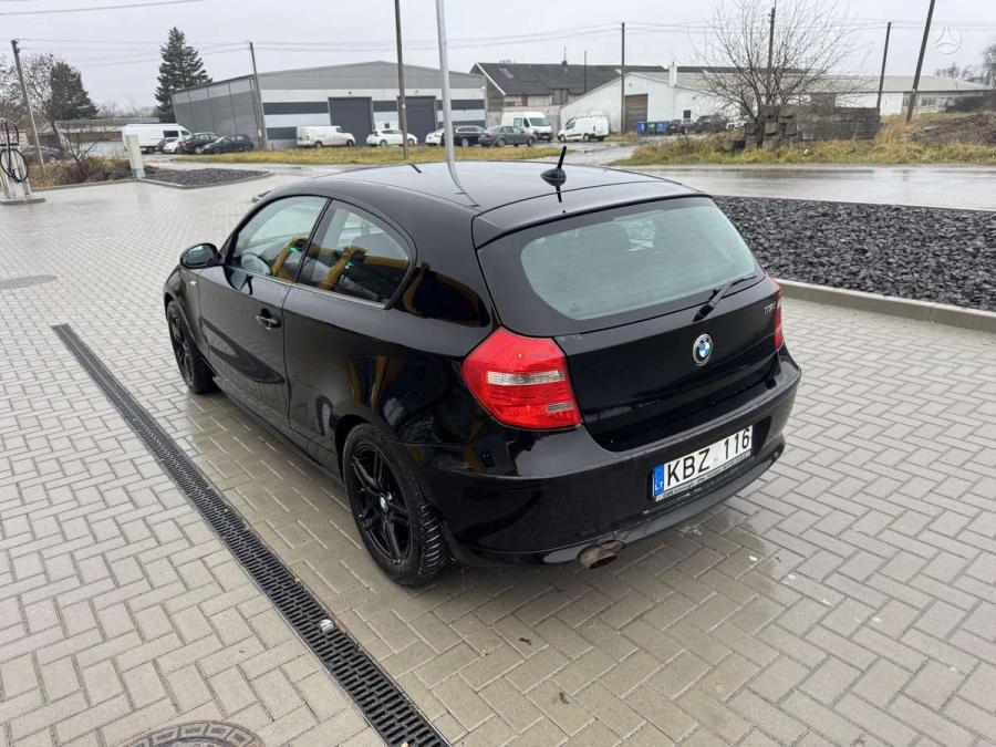 Melns BMW 120 2009 Kauņa, ar dzinēja tilpumu 2.00 L un nobraukumu 150 tūkst. km par 3300 €, foto 5 vietnē AUTOMOTO.COM.LV
