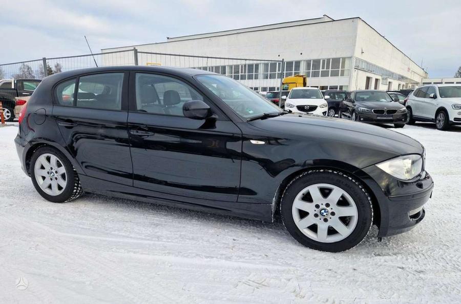 Black BMW 120 2010 in Marijampole, with an engine capacity of 2.00 L and mileage of 298 thousand km for 5800 €, photo 11 on AUTOMOTO.COM.LV
