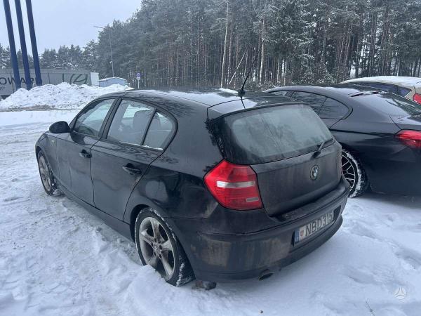Black BMW 120 2010 in Vilnius, with an engine capacity of 2.00 L and mileage of 345 thousand km for 900 €, photo 3 on AUTOMOTO.COM.LV