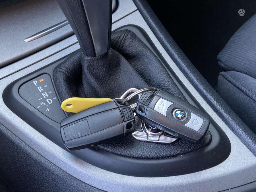 Black BMW 120 2010 in Vilnius, with an engine capacity of 2.00 L and mileage of 265 thousand km for 4000 €, photo 11 on AUTOMOTO.COM.LV