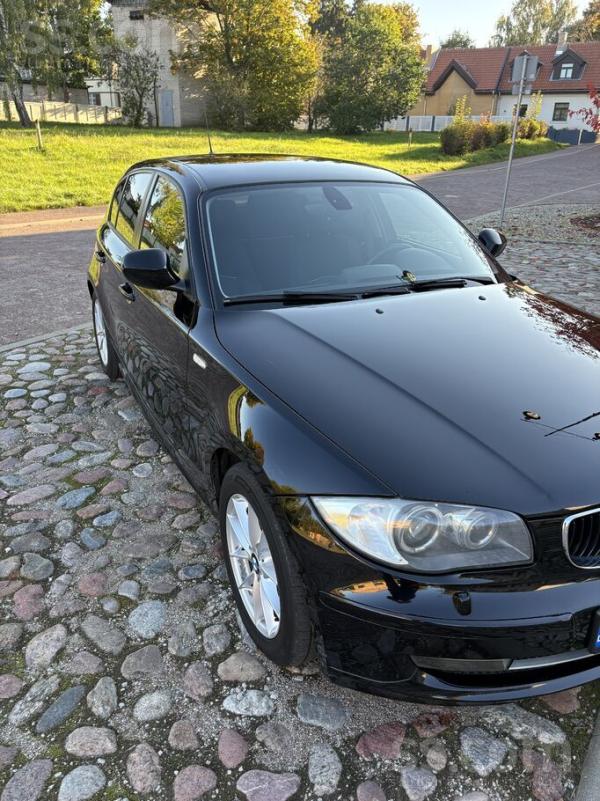 Black BMW 120 2010 in Kuldiga, with an engine capacity of 2.00 L and mileage of 233 thousand km for 4990 €, photo 6 on AUTOMOTO.COM.LV