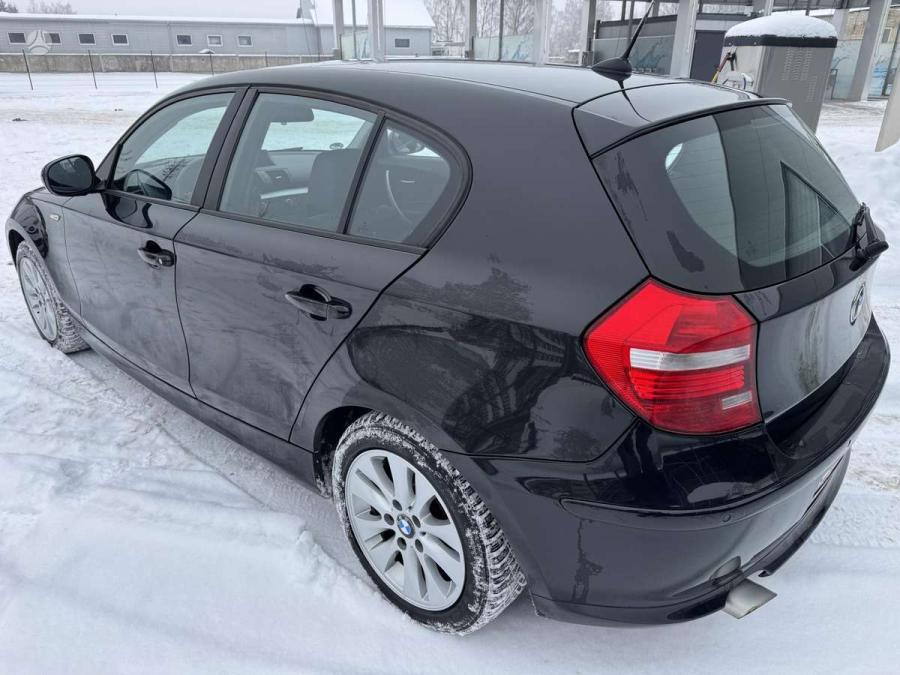 Melns BMW 120 2011 Prienai, ar dzinēja tilpumu 2.00 L un nobraukumu 300 tūkst. km par 4650 €, foto 4 vietnē AUTOMOTO.COM.LV