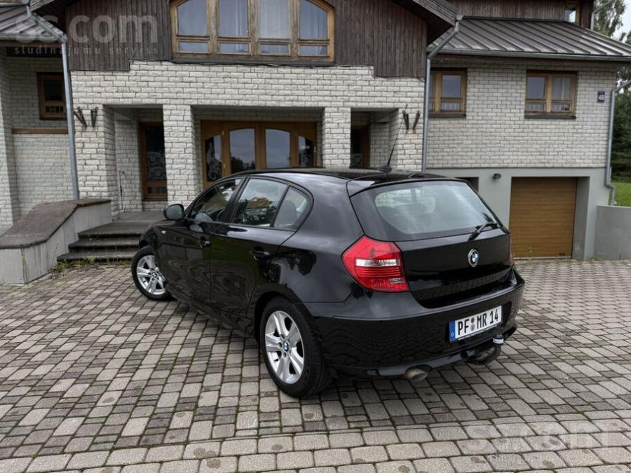 Black BMW 120 2011 in Cesis, with an engine capacity of 2.00 L and mileage of 299 thousand km for 4950 €, photo 5 on AUTOMOTO.COM.LV