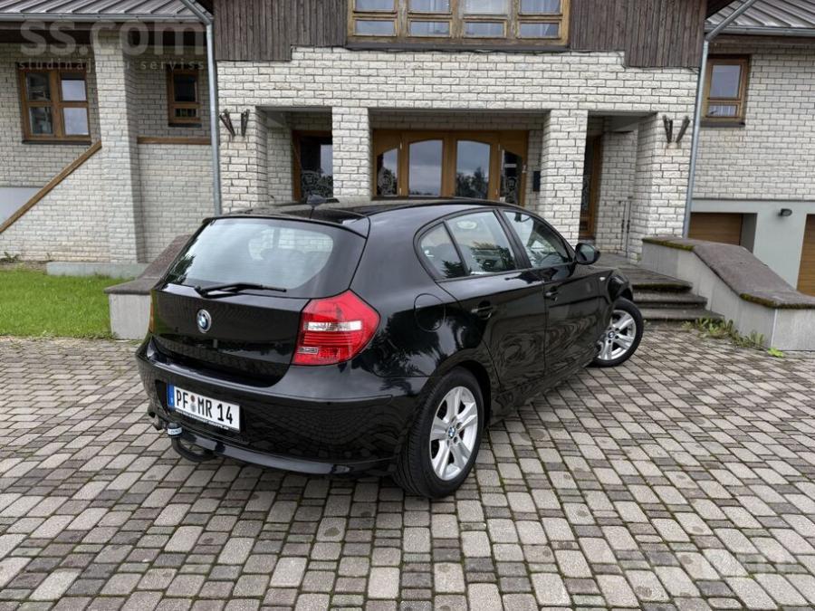 Black BMW 120 2011 in Cesis, with an engine capacity of 2.00 L and mileage of 299 thousand km for 4950 €, photo 7 on AUTOMOTO.COM.LV
