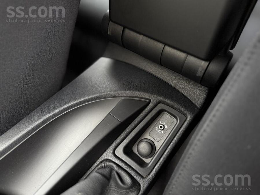 Black BMW 120 2011 in Cesis, with an engine capacity of 2.00 L and mileage of 299 thousand km for 4950 €, photo 18 on AUTOMOTO.COM.LV