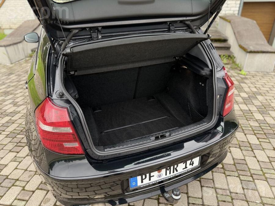 Black BMW 120 2011 in Cesis, with an engine capacity of 2.00 L and mileage of 299 thousand km for 4950 €, photo 20 on AUTOMOTO.COM.LV